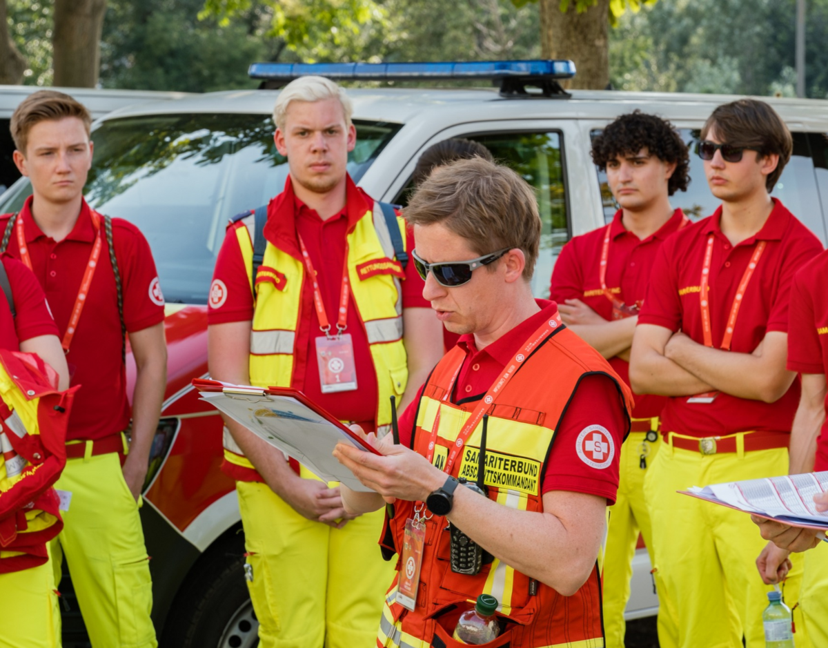 Sanitätsdienst beim Länderspiel Österreich gegen Schweden - Arbeiter ...