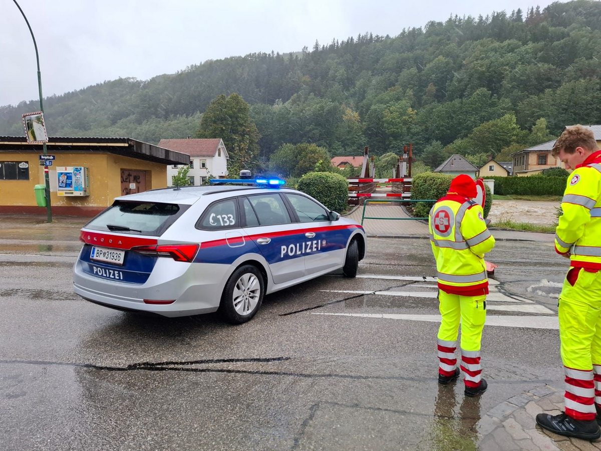 Samariterbund NÖ im Einsatz in den Hochwassergebieten - Arbeiter ...